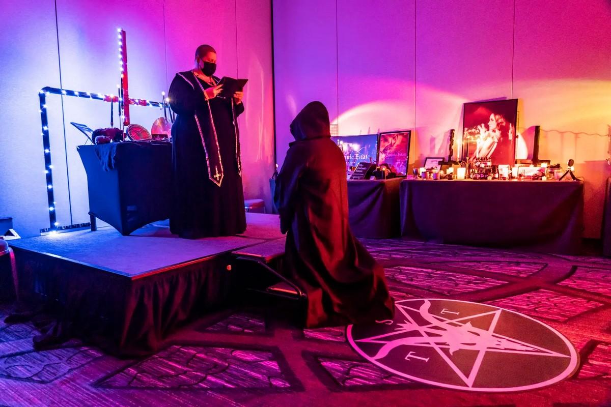 “Адский огонь ждет!”: сотни протестующих пришли на SatanCon в Бостоне